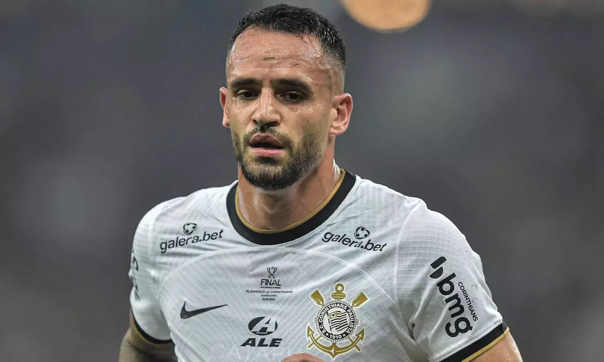 Renovação trava no Corinthians e Renato Augusto pode pintar em rival