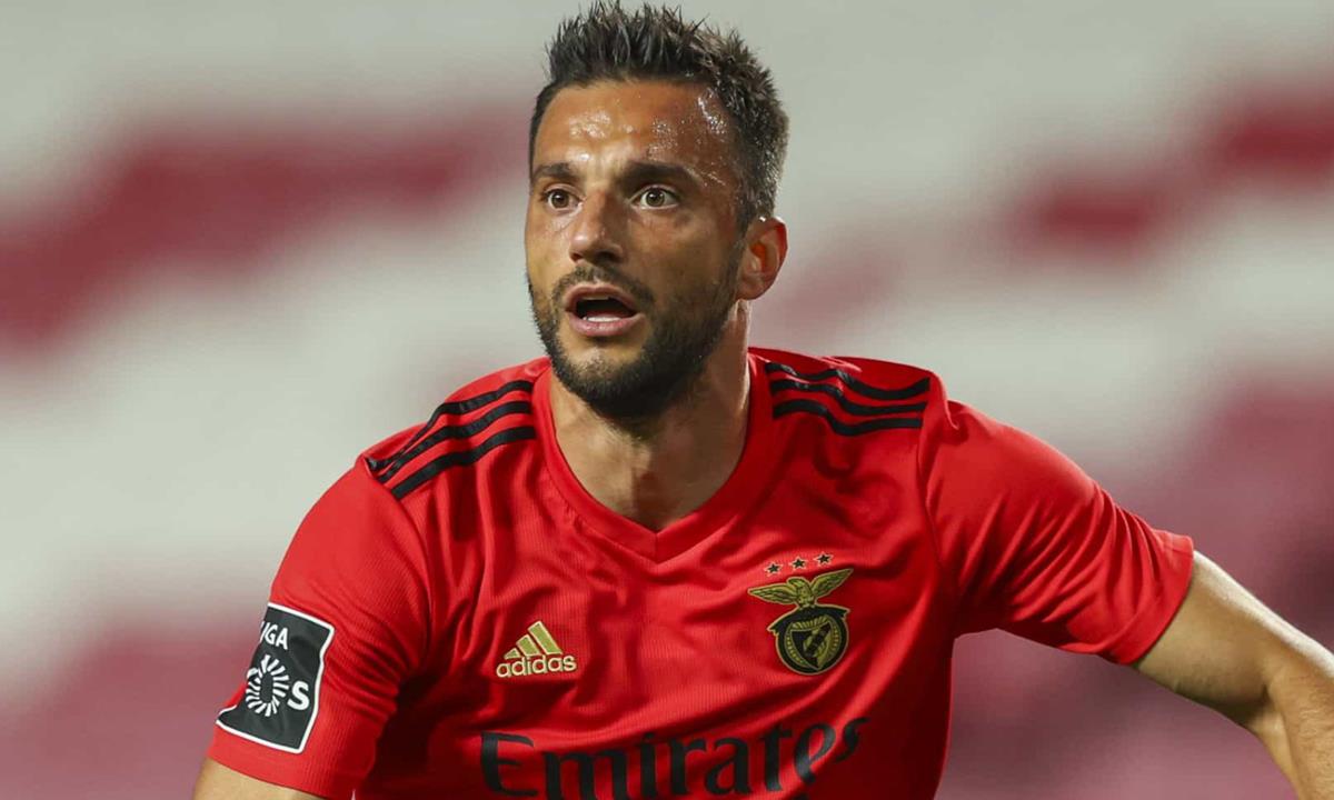 Coritiba acerta com o volante grego Andreas Samaris, ex-Benfica