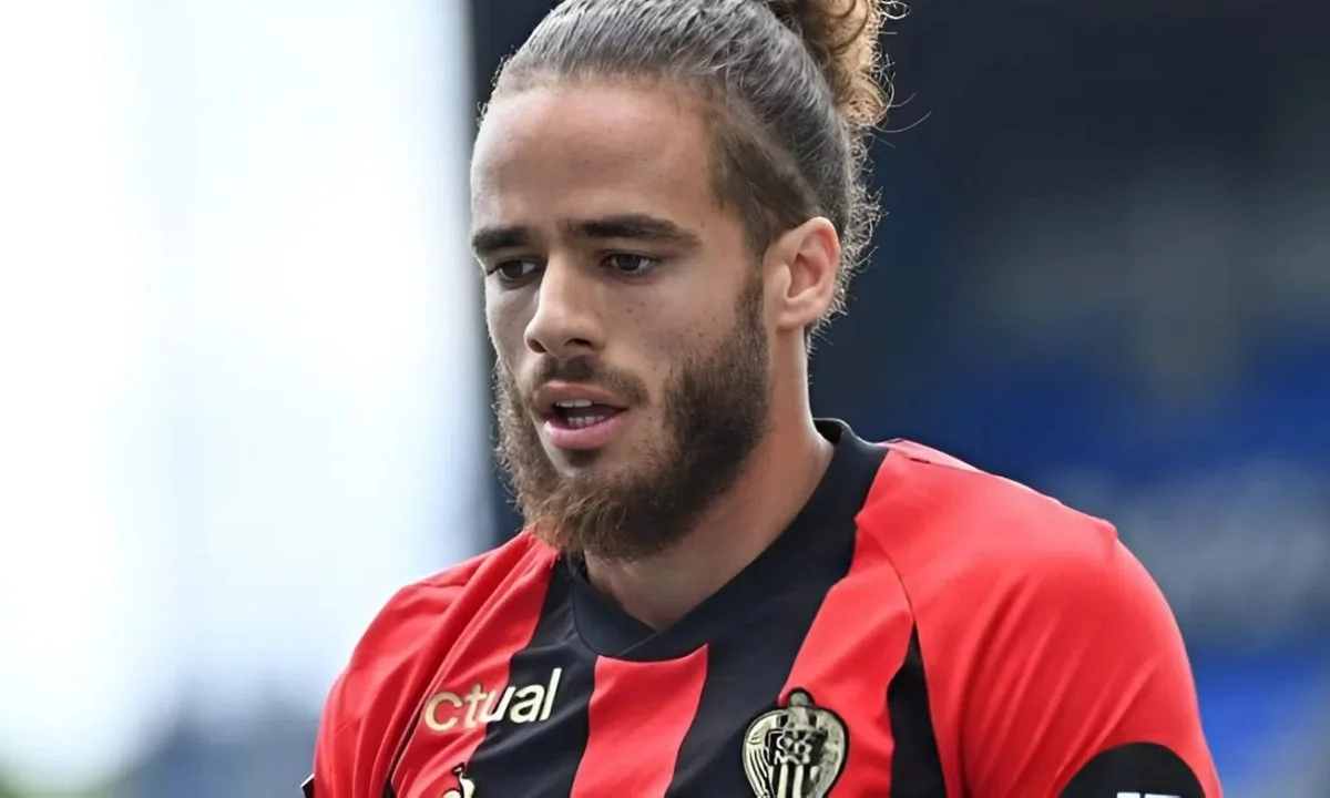 Brahimi desembarca no Brasil e vai assinar contrato com gigante da Série A